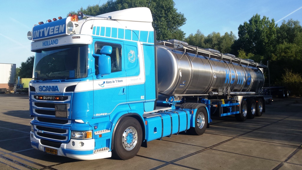 Int Veen tankoplegger weer als nieuw.